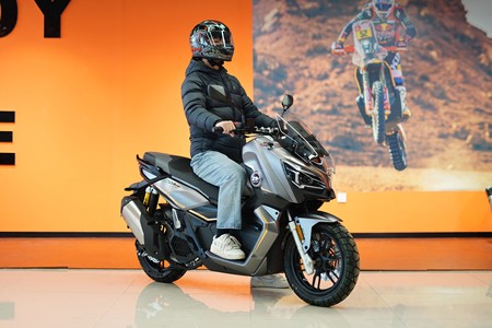 QJMOTOR摩托车品牌>鸿150ADV报价车型图片-摩托范