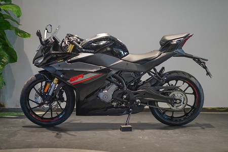 春风摩托车品牌>250SR报价车型图片-摩托范