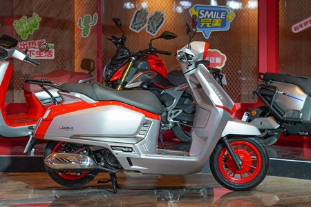 QJMOTOR摩托车品牌>QJ125T-27L报价车型图片-摩托范