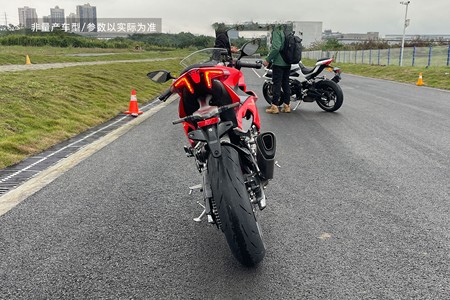 无极摩托车品牌>RR500S报价车型图片-摩托范