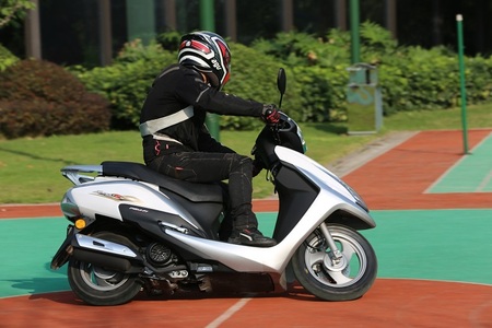 五羊本田摩托车品牌>Spacy 睿影110报价车型图片-摩托范